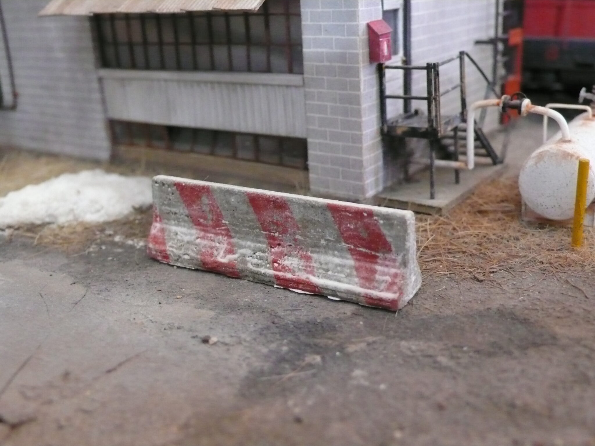 Highway Barriers (2 Pieces - Unpainted) - Rail Scale Miniatures